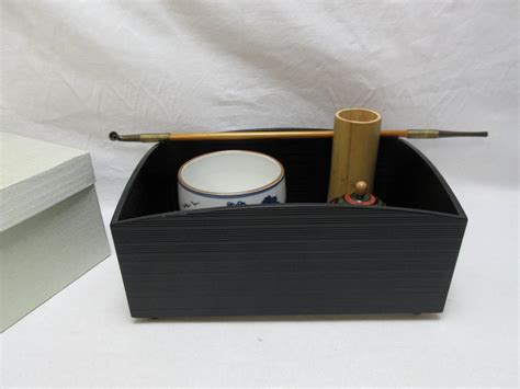 409734 ほぼ 茶道具 木製黒塗 櫛形 煙草盆5点セット 巻煙草入 火入 煙管 灰吹 紙箱 検 茶懐石 喫煙具 木工芸 古道具 ⅲ木工
