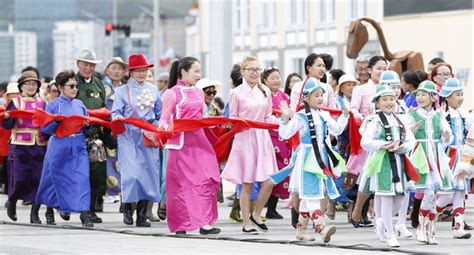 Үндэсний хувцсаараа гангарахыг уриалж байна