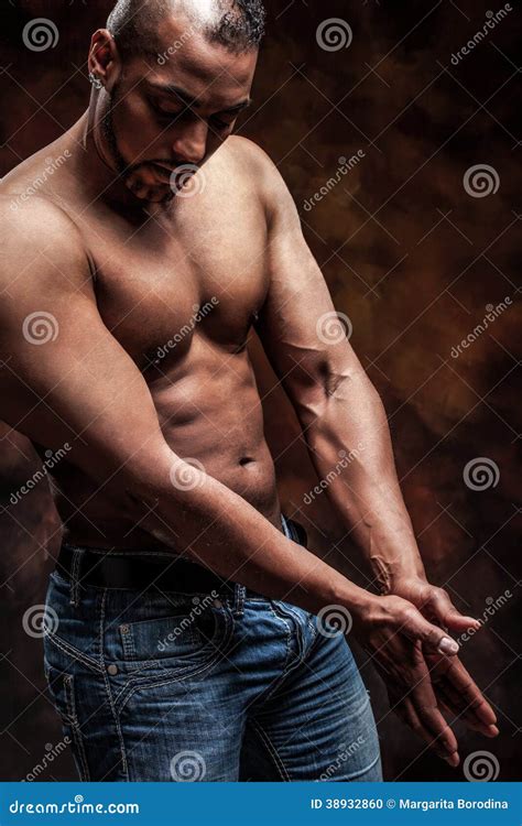 Nackter Mit Dem Perfekten Körper Der In Den Jeans Aufwirft Stockfoto