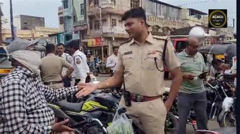 साहब मुझे पहचानते नहीं क्या ट्रैफिक पुलिस को चालानी कार्रवाई के दौरान