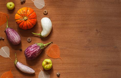 계절 야채 호박 색깔의 가지와 마른 잎과 가을 레이아웃 어두운 나무 배경에 공간이있는 오버 헤드 0명에 대한 스톡 사진 및 기타