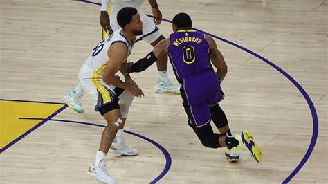 NBA de yeni sezon müthiş bir maçla başladı Warriors Lakers ı devirdi