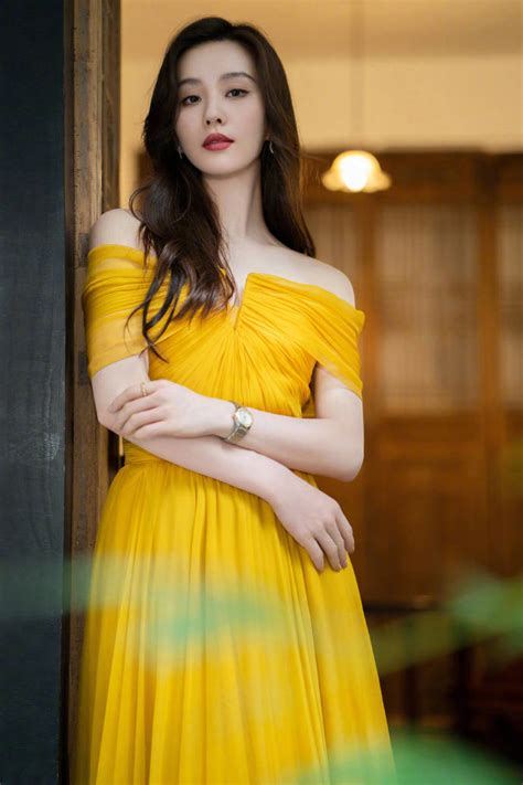 刘诗诗穿露肩礼服大秀肩颈线 梦幻似仙女 青岛新闻网