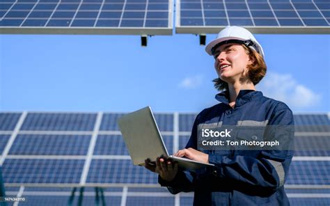 태양열 농장에서 태양 전지판을 가진 엔지니어 노동자 초상화 개발에 대한 스톡 사진 및 기타 이미지 개발 검사자 공연 Istock