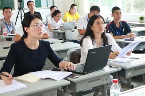 图13语文学科副首席王彤彦教授右指导数学学科首席綦春霞教授右指导英语学科首席陈则航教授指导