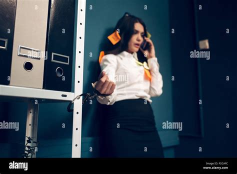 Frau Mit Handschellen Gefesselt Fotos Und Bildmaterial In Hoher Auflösung Alamy