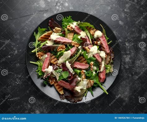 Insalata Grigliata Della Bistecca Di Manzo Con Le Pere Noci E Verdure