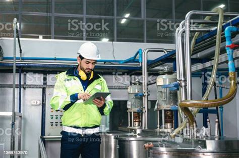 공장에서 생산 라인에서 태블릿 검사 및 제어 보일러 탱크 및 액체 파이프 라인과 유니폼을 입은 백인 기술자 엔지니어 30 34세에 대한 스톡 사진 및 기타 이미지 Istock