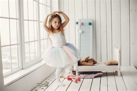 Linda Niña Bailando En Casa Foto Gratis