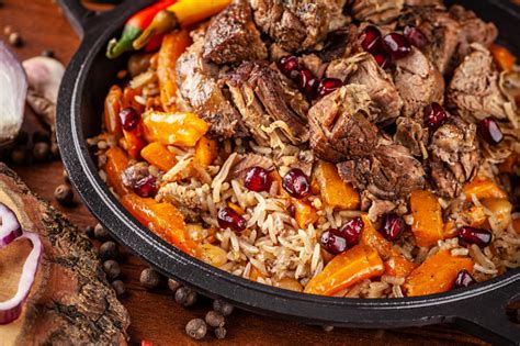 우즈베키스탄 전통 요리입니다 필라프 또는 어린 양 및 빨간 석류 석 한 철 주철 프라이팬에 플로 브 카잔 팬 배경 이미지입니다 복사 공간 선택적 초점 0명에 대한 스톡 사진