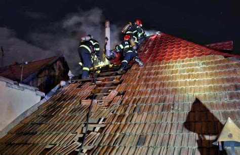 Foto Incendiu La Alba Iulia Acoperi Ul Unei Case Cuprins De Fl C Ri Ac Ioneaz Pompierii Cu