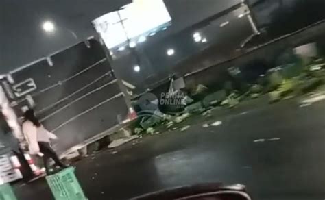 VÍDEO Caminhão carregado bananas tomba na BR 101 e provoca