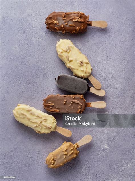 스틱 아이스크림 초콜릿 아이스 캔디 아이스크림 바 초콜릿 아이스크림 팝 초콜릿 아이스크림 배경에 스틱에 모듬 아이스크림 아이스크림에 대한 스톡 사진 및 기타 이미지 Istock