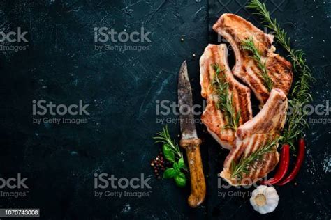 로즈마리와 함께 뼈의 스테이크 그릴 바베 큐입니다 에 검은 돌 배경 최고의 볼 수 있습니다 무료 사본 공간입니다 Steakhouse에 대한 스톡 사진 및 기타 이미지