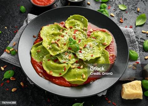바질 페스토 크리미한 리코타 바삭바삭한 소나무 견과류로 속을 채진한 이탈리안 라비올리 파스타 건강한 채식 음식 파스타에 대한