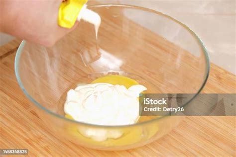 닭고기 달걀이 든 투명한 유리 그릇 소스를 만드는 과정 닭고기 달걀로 투명한 유리 그릇에 마요네즈를 첨가하는 과정 집에서 요리하는 과정 계란 노른자에 대한 스톡 사진 및