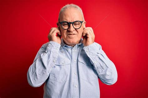 中年英俊的白发男子穿着休闲条纹衬衫高清图片下载 正版图片504205934 摄图网