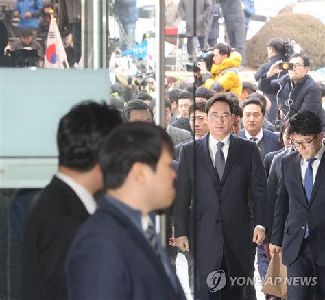 朴槿惠亲信门：三星电子李在镕出席法庭聆讯 韩法院今明将决定是否批捕【组图】【2】 韩国频道 人民网