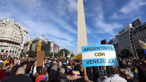 Masiva Marcha De Venezolanos En El Obelisco Contra Maduro Y Las