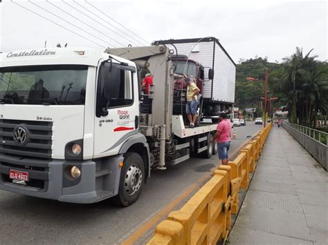 Caminhão desgovernado bate em carros sobre a ponte Abdon Batista