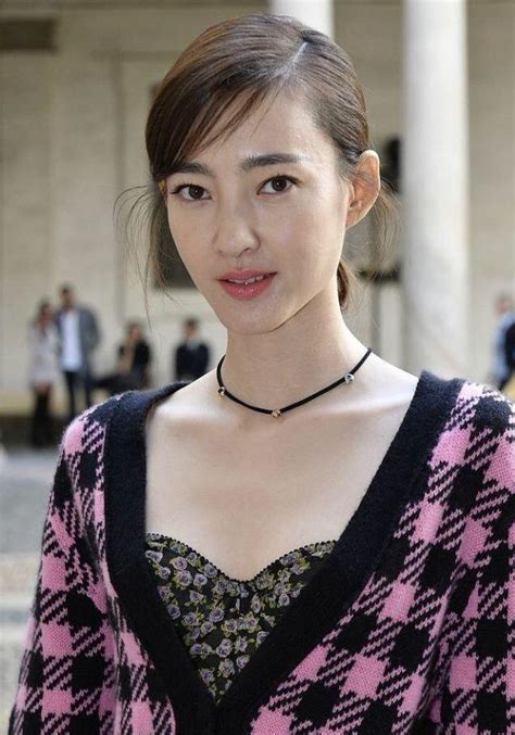 素顏女神王麗坤，穿粉色連體褲配黑網襪，被網友吐槽像摳腳大嬸 每日頭條