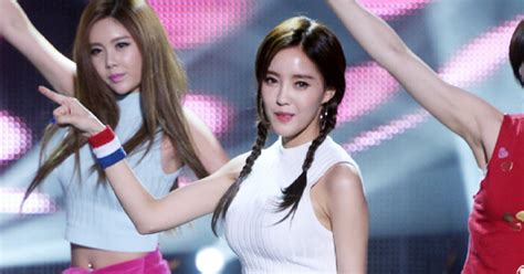 Td포토 티아라 효민 민소매 배꼽티에 시선집중