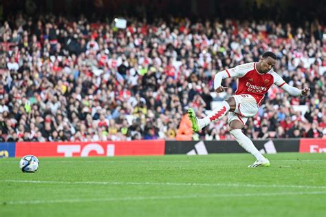Real Madrid Face Rejection From Year Old Arsenal Centre Back Report Madrid Universal