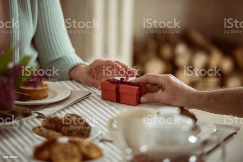 그의 아내에 게 선물 상자를 제시 하는 수석 남편의 보기를 자른 2명에 대한 스톡 사진 및 기타 이미지 2명 건강한 생활방식 건강한 식생활 Istock