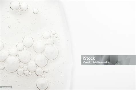 흰색 배경에 얼굴 관리를위한 액체 히알루론 젤의 질감샘플 산으로 여성 피부의 부드러운 클렌징을 위한 화장품 보습 미용 제품