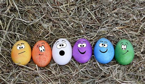 Huevos De Pascua Junto A Figura De Conejo Pascua De Resurrección