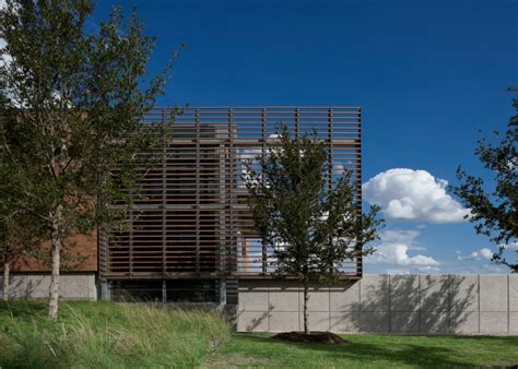 Texans Hospital By Rtkl Has Slatted Sun Shades