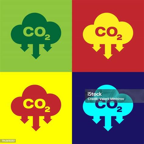 컬러 배경에 고립 된 구름 아이콘의 색상 Co2 배출량 이산화탄소 수식 기호 스모그 오염 개념 환경 개념입니다 평면 디자인입니다