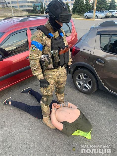 У Дніпрі поліцейські взяли у кайданки торговця автоматичною зброєю ФОТО Магнолія ТВ