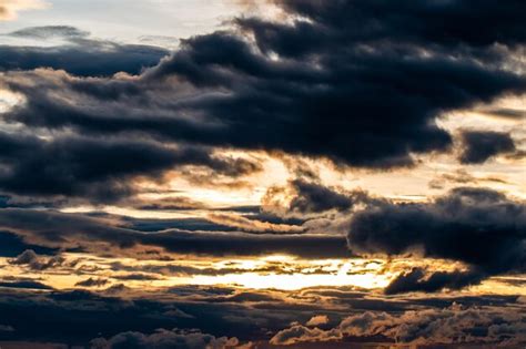 Colorido Cielo Dramático Con Nubes Al Atardecer Foto Premium