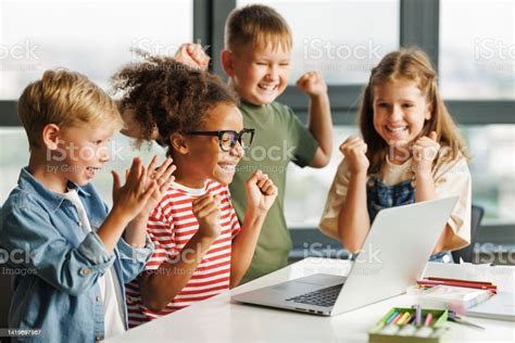 노트북 화면을보고 온라인 수업 중 집단 학교 작업의 성공적인 완료를 축하하는 쾌활한 학생 아이에 대한 스톡 사진 및 기타 이미지 아이 학생 노트북 Istock