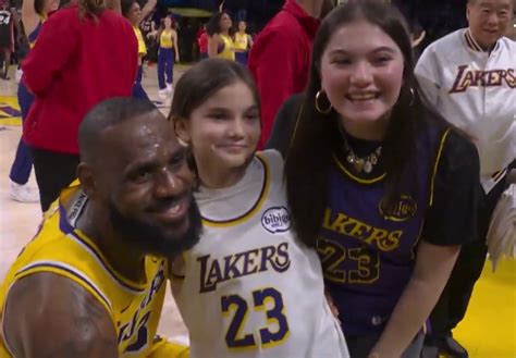 Nba／小球迷受「賞賜」感動痛哭 詹皇：希望她能在學校吹噓一下 運動 Udn Nba