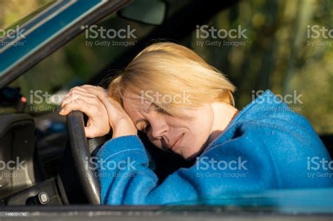 차를 운전하는 피곤한 여자 40 대 중년 여성이 자동차 핸들에 몸을 기울였습니다 피로 피로 여행 중 휴식 40 44세에 대한 스톡 사진 및 기타 이미지 Istock
