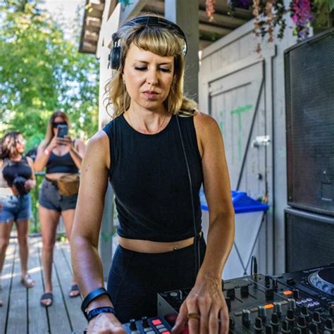 Stream Sara Simms Electric Island August 2022 By Sarasimms Listen Online For Free On Soundcloud