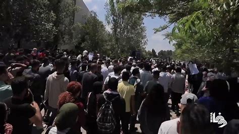 مسيرة طلابية في جامعة بيرزيت تنديداً بمجزرة الاحتلال في غزة التي ارتقى