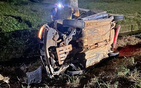 Mulher morre após bater carro em árvore na MG 265 em Brazópolis MG
