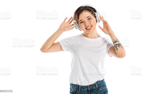 아름 다운 젊은 여성이 헤드폰을 착용 하 고 흰색 절연 음악 듣기 듣기에 대한 스톡 사진 및 기타 이미지 듣기 무선 기술