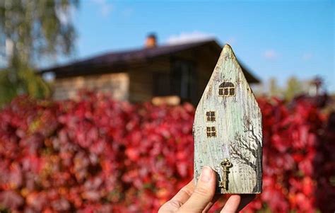 Осень уютный декор домика из дерева