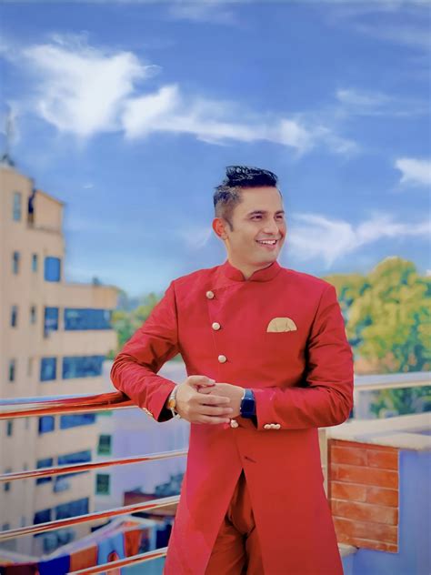 발코니에 서 있는 빨간 양복을 입은 남자 사진 Unsplash의 무료 카트만두 이미지