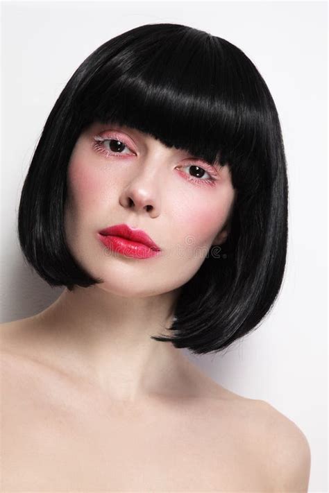 Mujer Hermosa Con Corte De Pelo De Lujo Del Maquillaje Y De La Sacudida