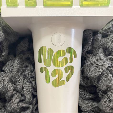 Nct 127 ペンライト 草鈍器 ステッカー ホログラム By メルカリ