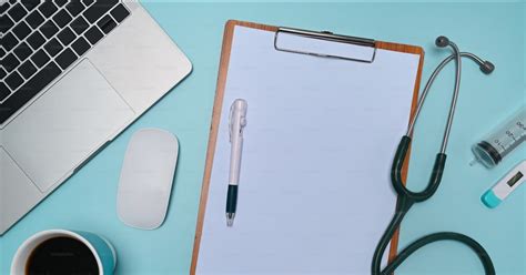 클립보드 노트북 컴퓨터 청진기 커피 컵이 의사 작업 공간에 있습니다 사진 Unsplash의 의료 용품 이미지