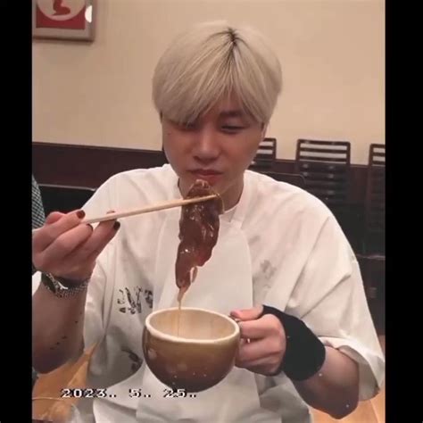 おしゃれじなん on Twitter RT jinhwan Pudding 행복해 보이는 진환 햄찌 냠냠