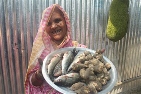 Village food Rui fish taro curry prepared by grandmother | Rui mach ...