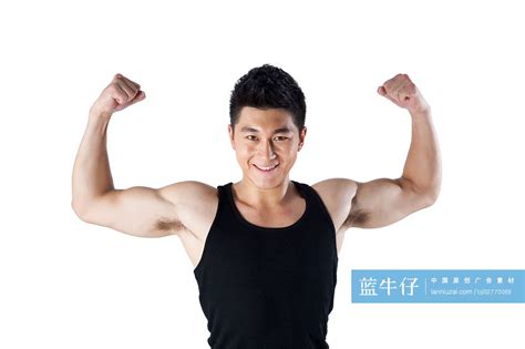 青年男子显示强壮肌肉 蓝牛仔影像 中国原创广告影像素材