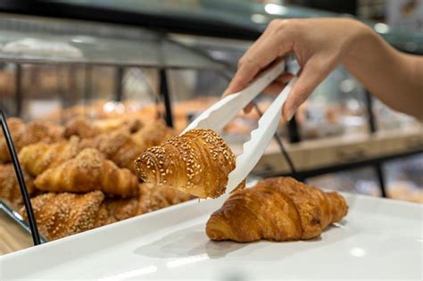 빵집 가게에서 크로와상을 사는 여성이 쟁반과 서비스 집게를 들고 선택하는 경우 고름에 대한 스톡 사진 및 기타 이미지 고름